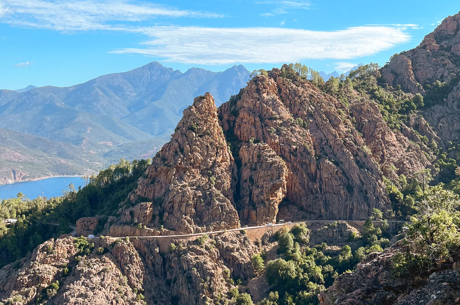 Wandelen tussen de grillige rode rotsen van Calanques de Piana op ...
